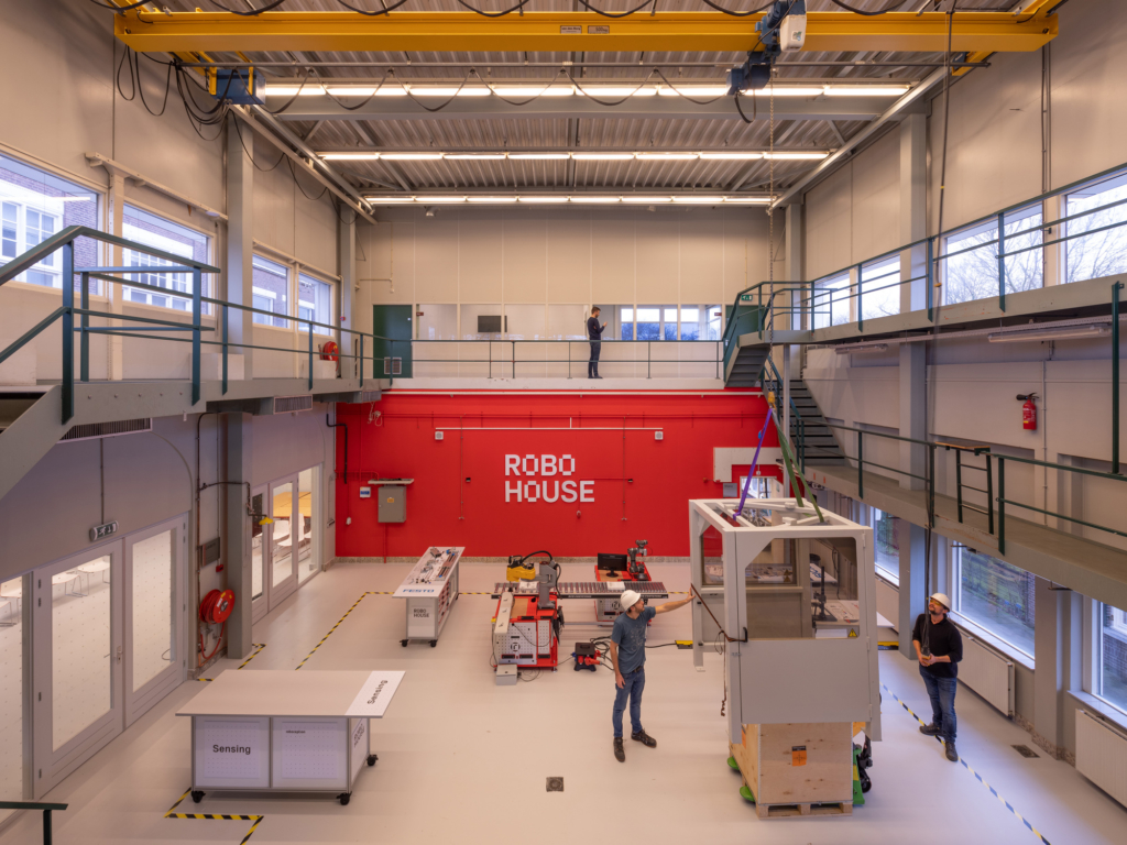 Delft University of Technology - RoboHouse - Education Snapshots