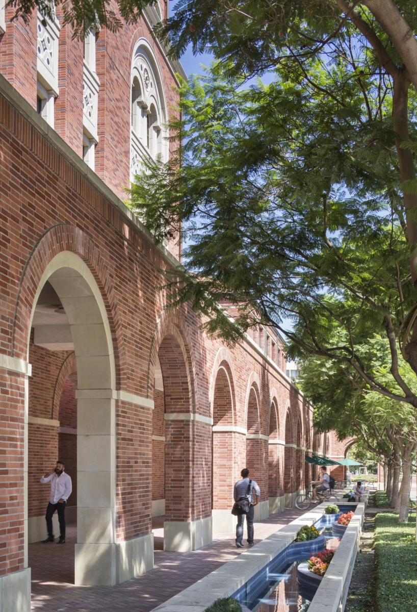 University of Southern California - Dr. Verna and Peter Dauterive Hall - Education Snapshots