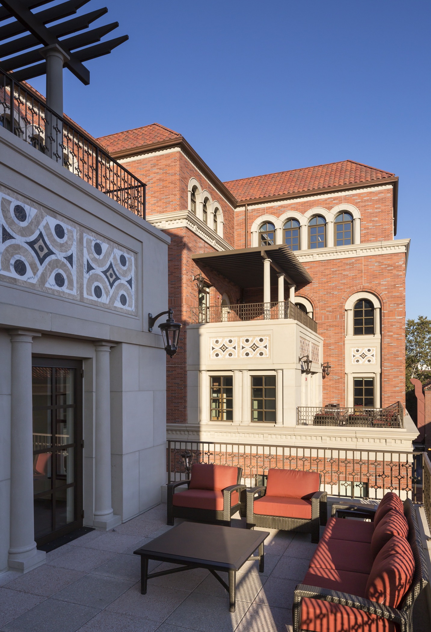 University of Southern California - Dr. Verna and Peter Dauterive Hall - Education Snapshots