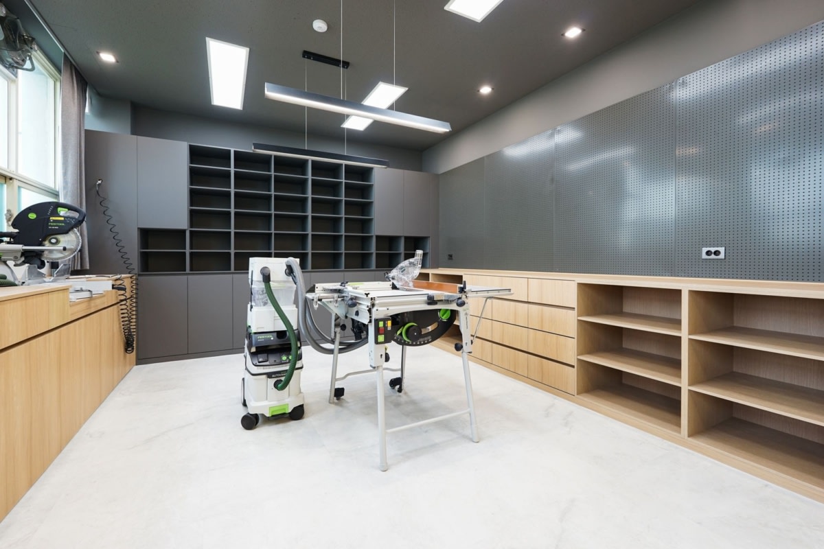 Kyung Hee Middle School Makerspace - Education Snapshots